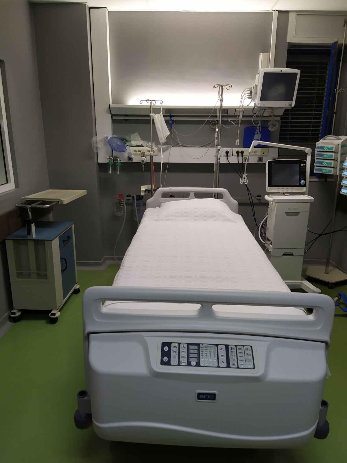Πέντε κλίνες με τους αναπνευστήρες τους, στην ΜΕΘ του νοσοκομείου ...