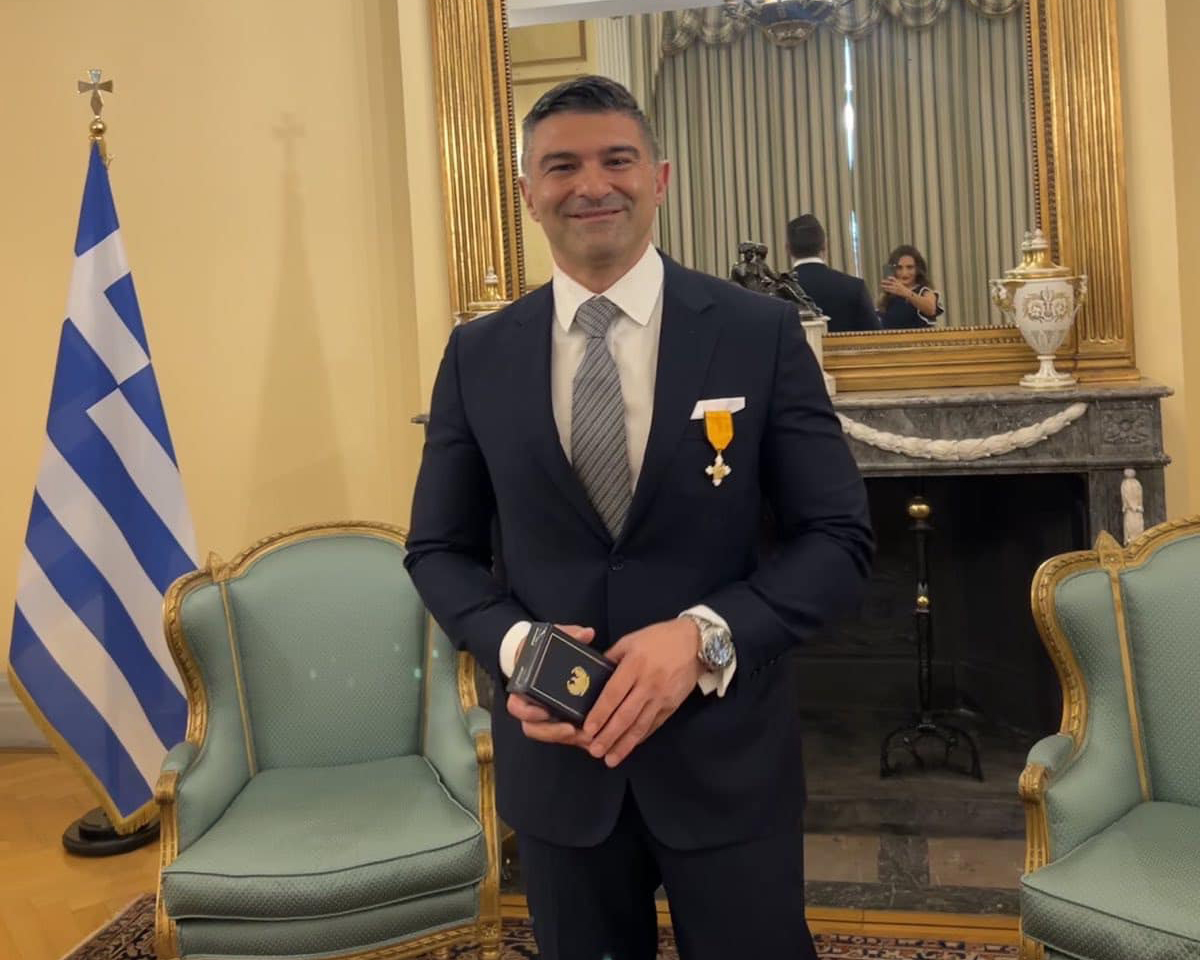 Ο Χρυσός Σταυρός του Τάγματος του Φοίνικος στον Δραμινό χειρουργό ...